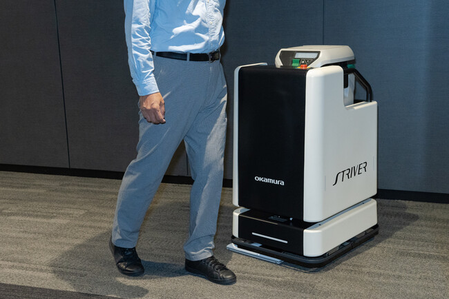 乾湿両用掃除機に対応、ビル共用スペースや店舗の通路などの床掃除を行う業務用掃除ロボット「STRIVER II（ストライバー2）」を発表 (2022年10月29日) - エキサイトニュース