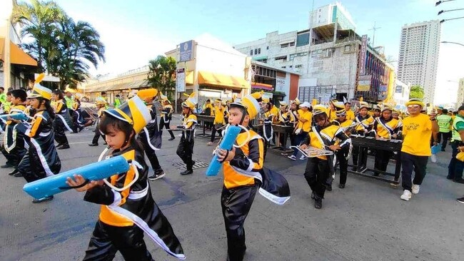 （プレスリリース）ダバオ市政記念パレードに寄贈した鍵盤ハーモニカで構成されたマーチングバンドが登場｜ニフティニュース