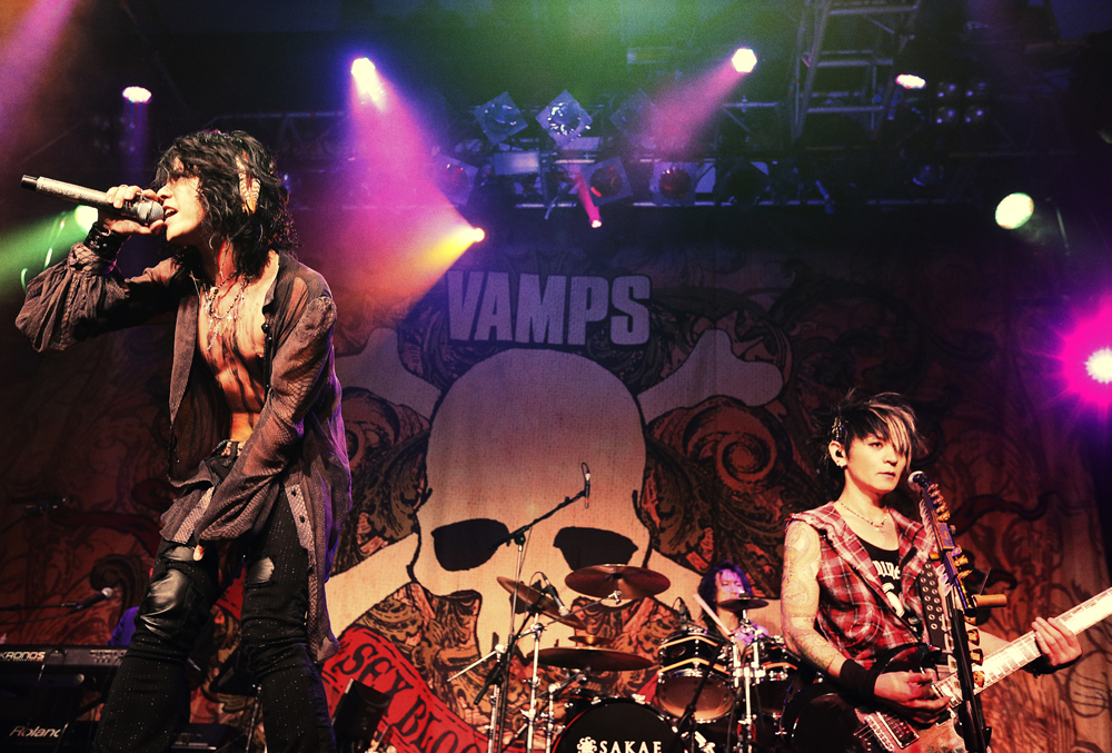 全英語詞でのベスト盤で世界に挑んでいるVAMPS。ヨーロッパツアーファイナルである熱狂のロンドン公演を、初の本格的ドキュメンタリー番組とともに ...