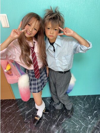 小学生ギャルメディア「KOGYARU」が、小学生ギャルカップルを表紙に起用！｜株式会社エイチジェイのプレスリリース