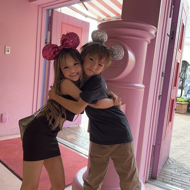 小学生ギャルメディア「KOGYARU」が、小学生ギャルカップルを表紙に起用！｜株式会社エイチジェイのプレスリリース