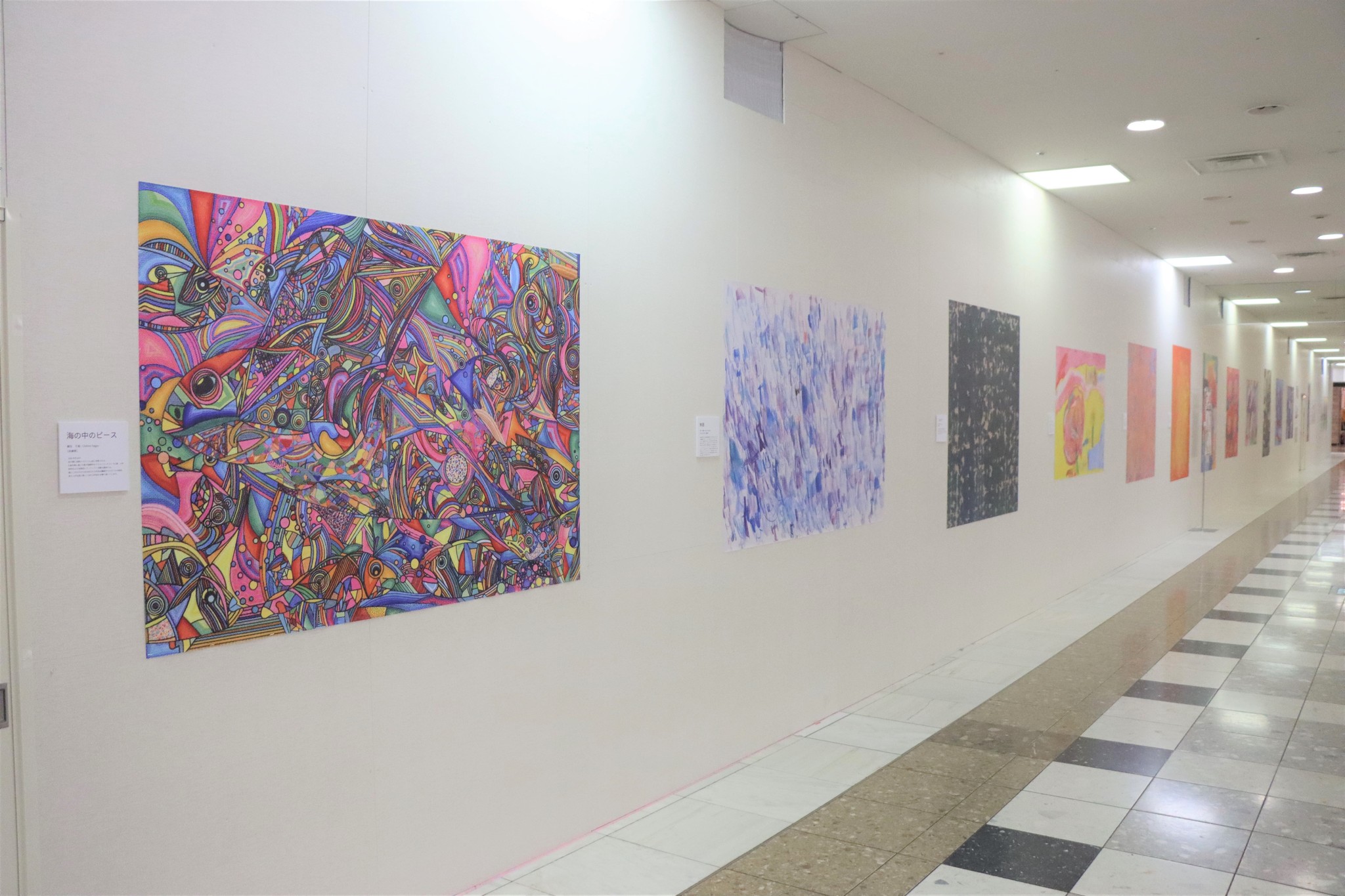 サンシャインシティ内の仮囲いでUPCYCLE ART MUSEUM(アップサイクルアートミュージアム)開催 アートをプリントした展示物をアップ ...