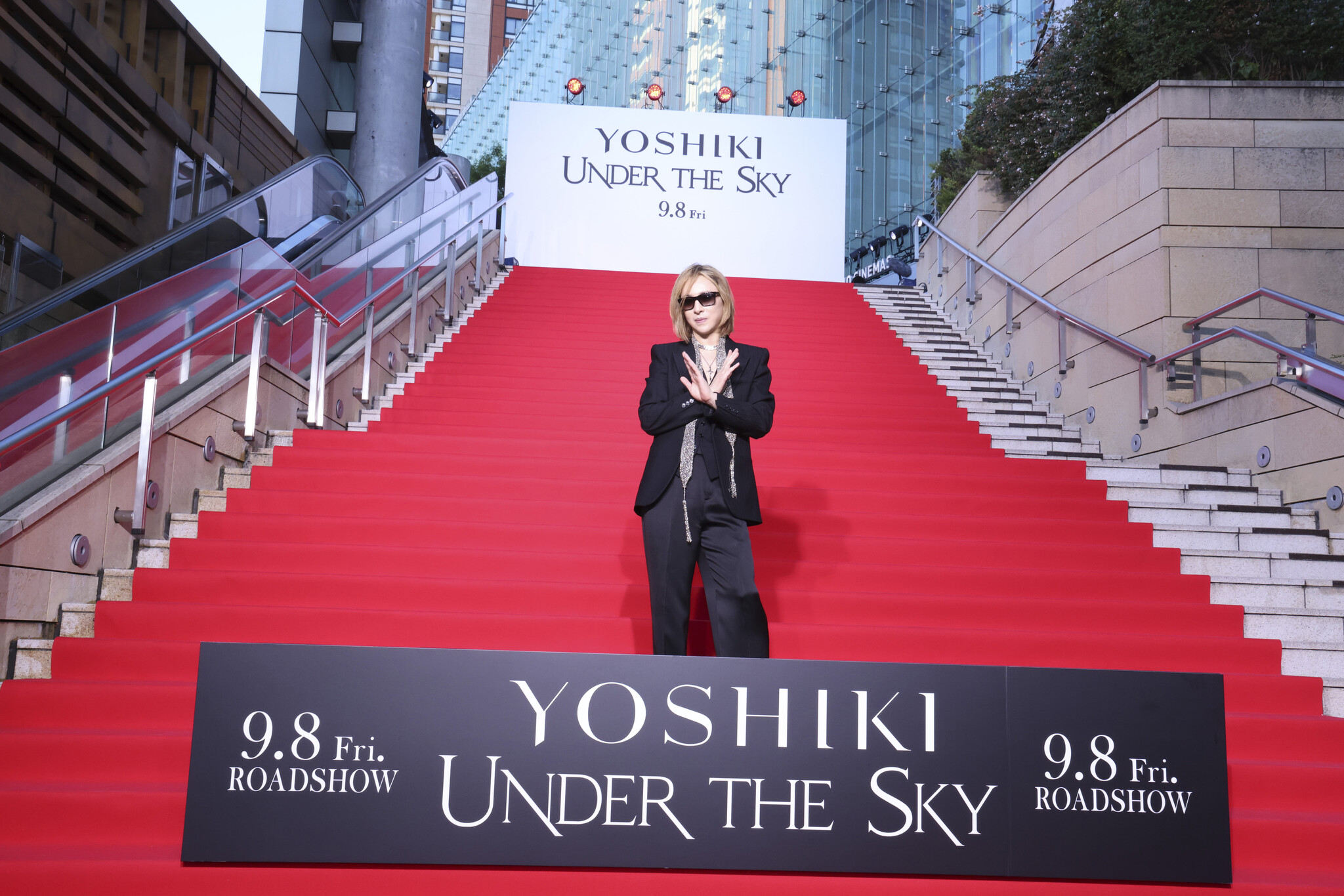映画『YOSHIKI : UNDER THE SKY』ジャパンプレミア開催 レッドカーペットに監督のYOSHIKIと出演アーティストのHYDEなど豪華ゲストが登場！｜YOSHIKI PR事務局 ...