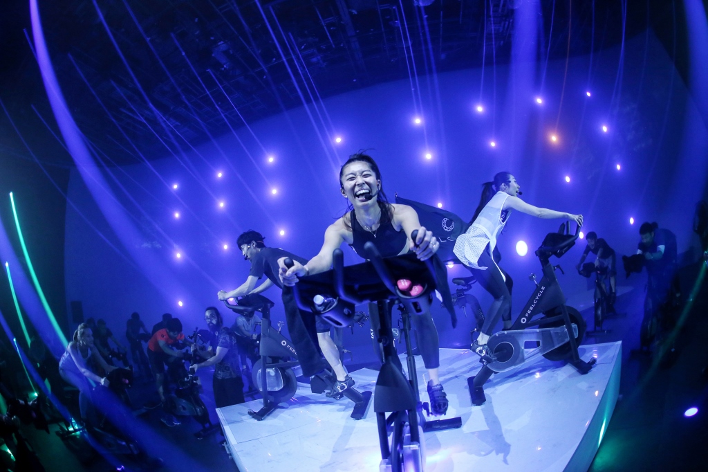 暗闇エクササイズのレジェンドがLUMINEとコラボ「LUMINE meets FEELCYCLE」ドイツ発最先端技術“動く照明”を使った【日本 ...