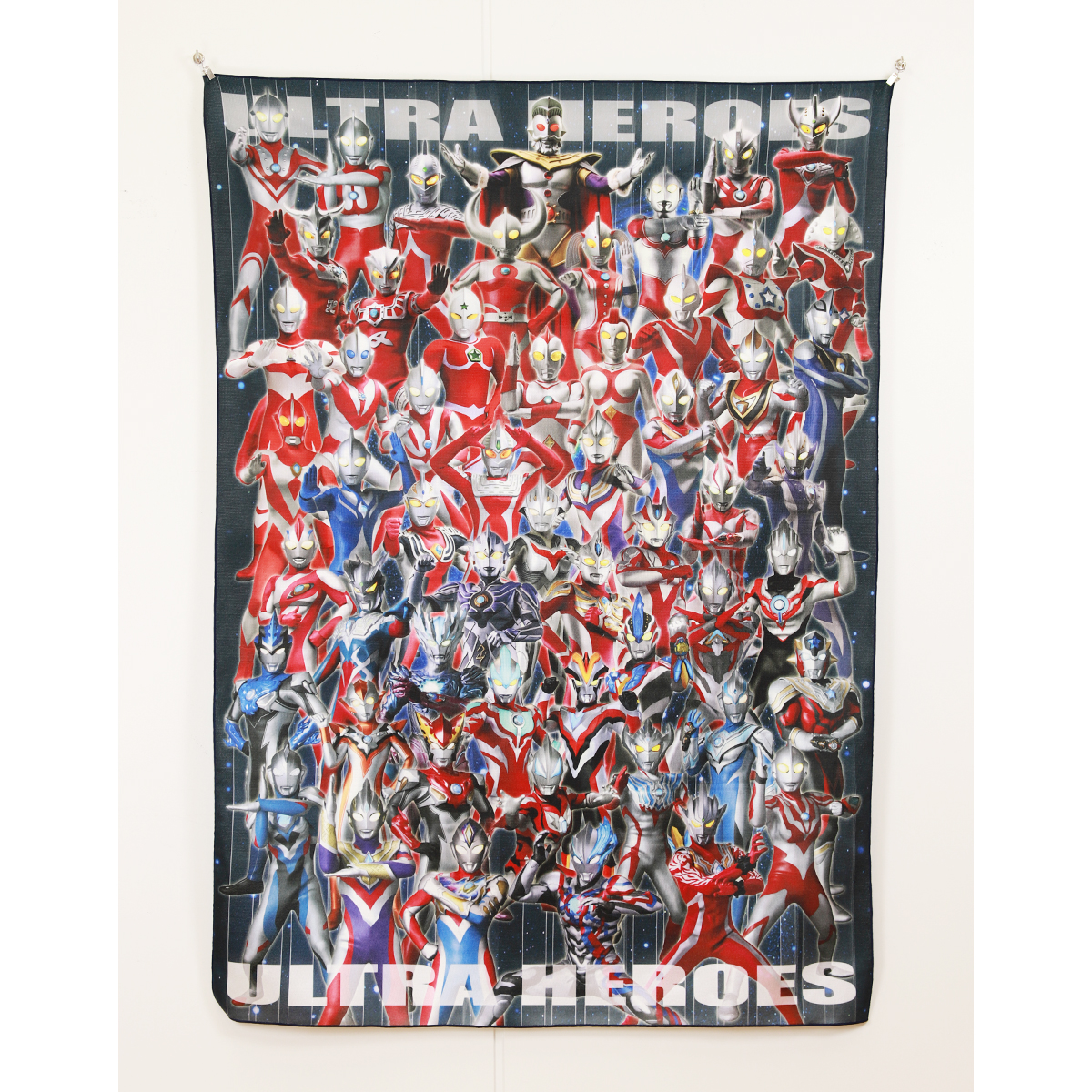 ウルトラマンシリーズのオフィシャルショップ「ウルトラマンワールドM78 オンライン」より、歴代のウルトラヒーローたちをデザインした1m超の ...