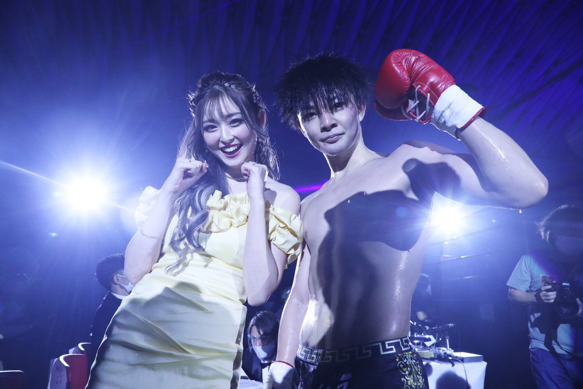 2022年大活躍の『ゆうちゃみ・ゆいちゃみ』姉妹が今年最後のK-1スペシャルラウンドガール姿初披露！KO勝利した玖村将史とツーショットも｜K-1実行委員会のプレスリリース