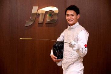 JTB所属、松山恭助選手 フェンシング世界選手権2023ミラノ男子フルーレ団体で日本初の金メダルを獲得！！｜株式会社JTBのプレスリリース