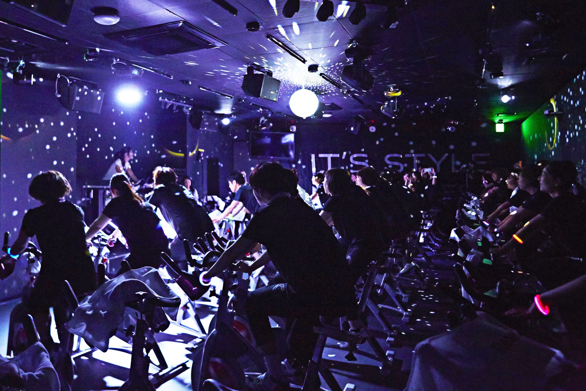 暗闇フィットネス®のパイオニア「FEELCYCLE」、4月19日（金）に「FEELCYCLE 京橋」をオープン！｜株式会社FEEL CONNECTIONのプレスリリース