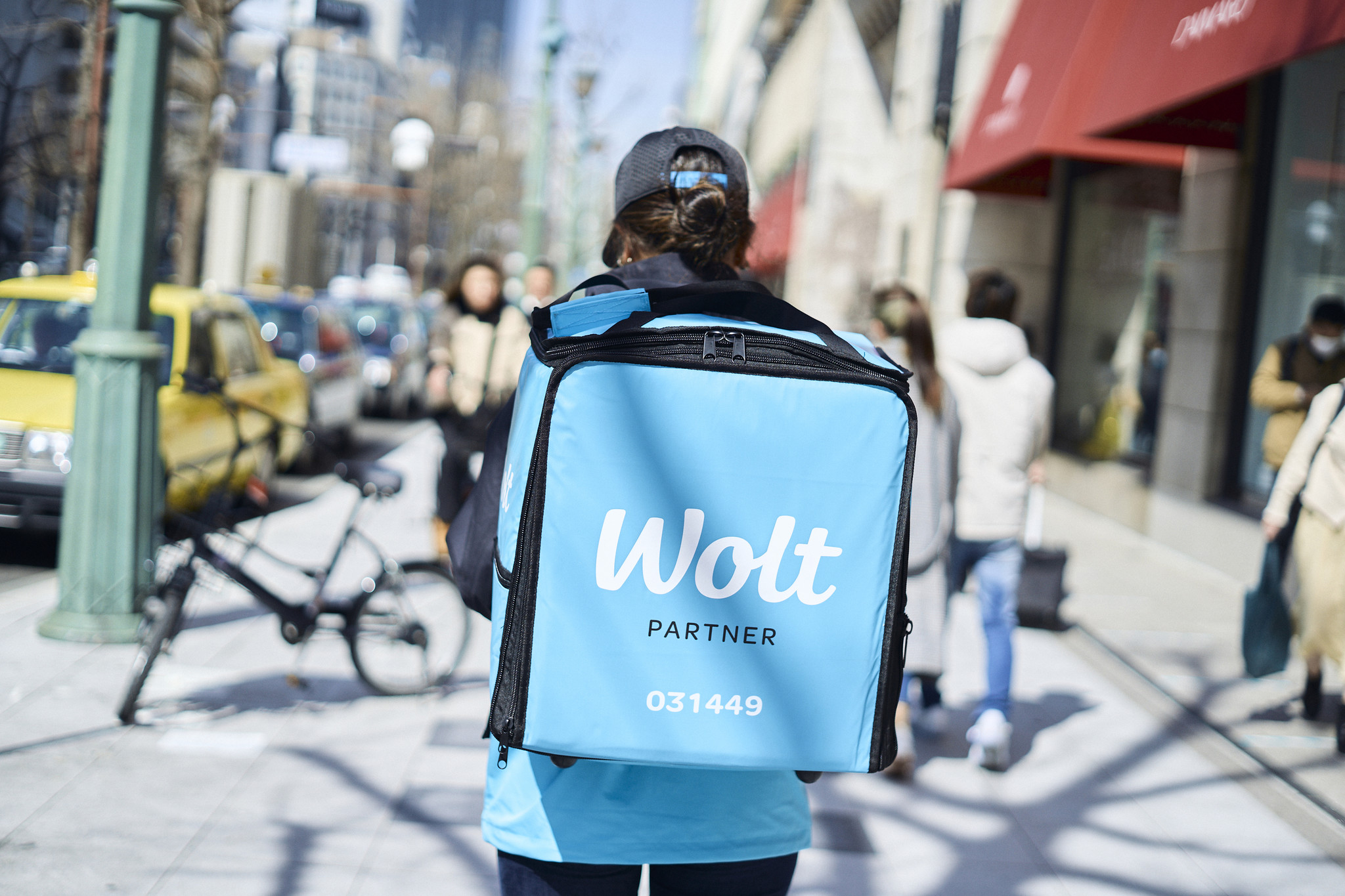 フードデリバリーWolt「配達バッグへの背番号の導入」を開始｜Wolt Japan株式会社のプレスリリース