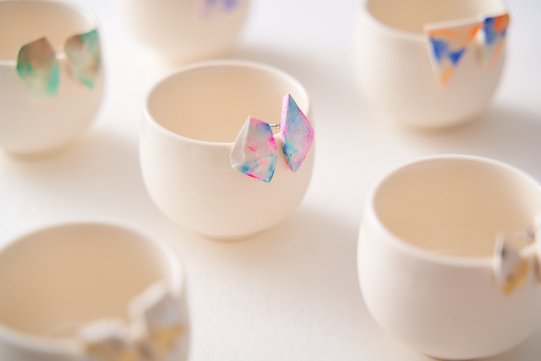 金沢伝統工芸の新たなデザイン拠点を目指す体験型アートカフェ“金沢茶寮”が破棄される陶器の破片や茶葉を、作家の手で蘇らせるアップサイクル ...