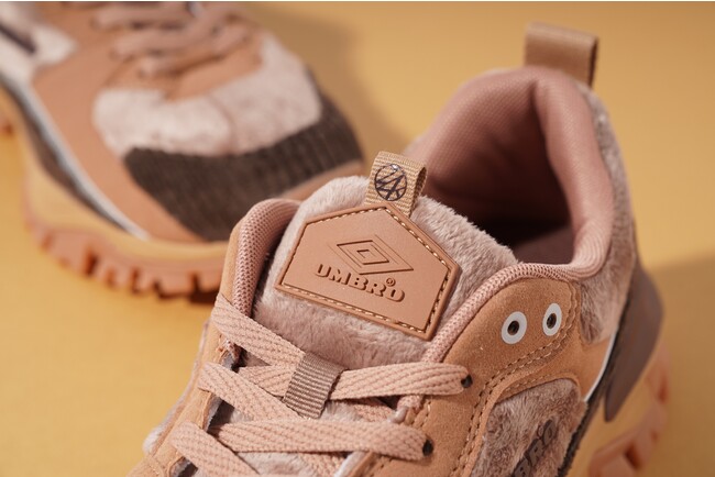 「atmos」より初のトリプルコラボによる「UMBRO x atmos x 24 KARATS "BUMPY"」が登場。｜Foot Locker atmos Japan合同会社のプレスリリース