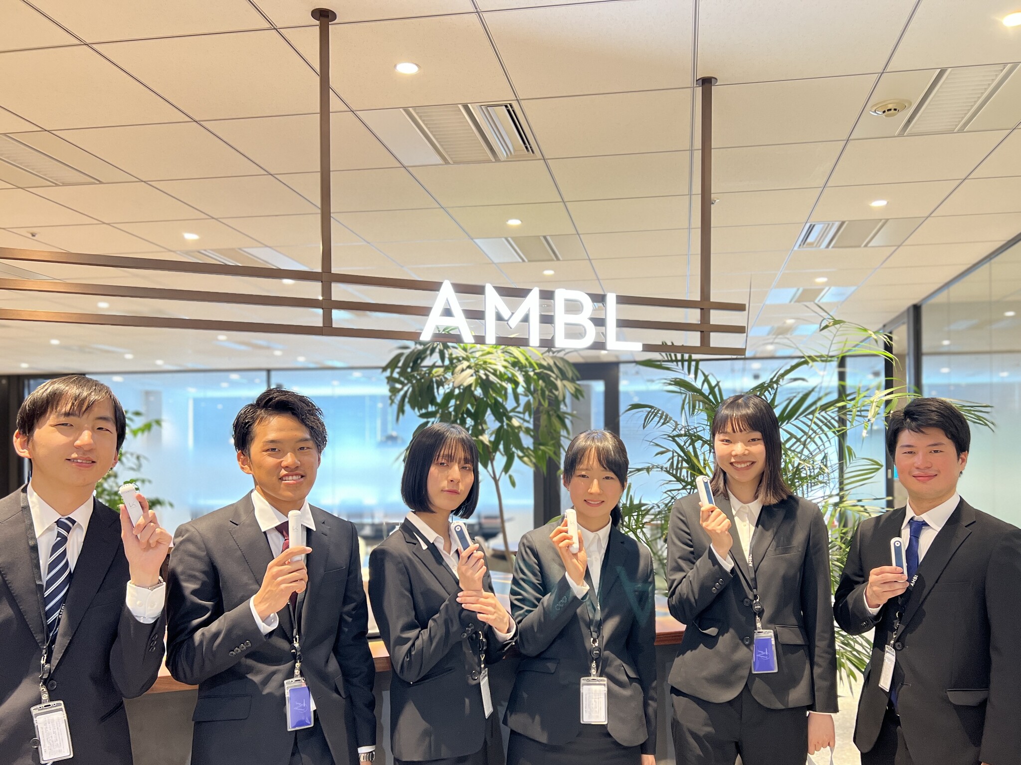 脱マスクの第一歩、職場での安心のために新入社員全員に首掛けタイプの空気清浄機を入社プレゼント！｜AMBLのプレスリリース