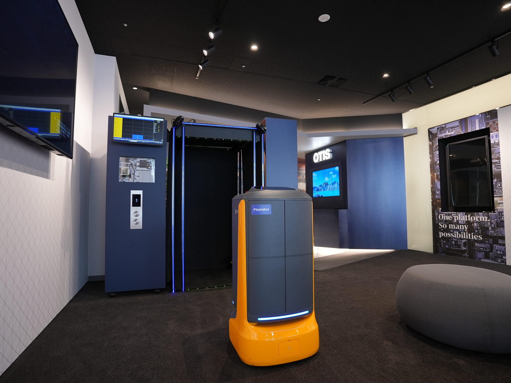 日本オーチスと共同し、PUDUのビル配送ロボット「FlashBot」を日本で初めてエレベーターと連携させることに成功 自動でエレベーター利用と ...