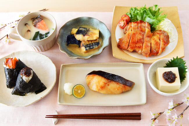 京の味覚で新生活を応援するセット商品「門出」が、2025年3月1日より新発売。レンジで1分チンするだけで完成する西京焼きをはじめ、京都一の傳の「簡単・おいしい」商品をセレクト。：紀伊民報 ...