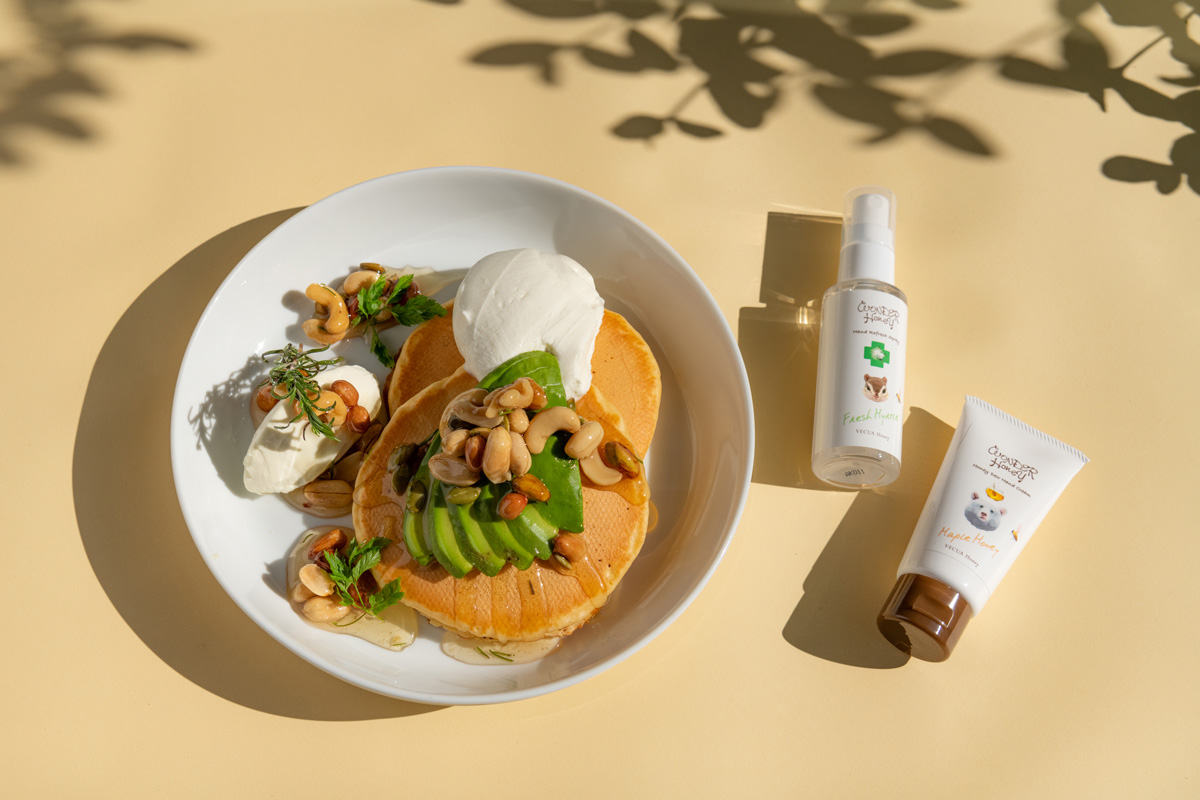 代官山の人気カフェ店「SIGN ALLDAY」と「VECUA Honey」が期間限定コラボ！こだわりの北海道産アカシアハチミツを使用したオリジナルメニューが登場。 | 美ST ONLINE